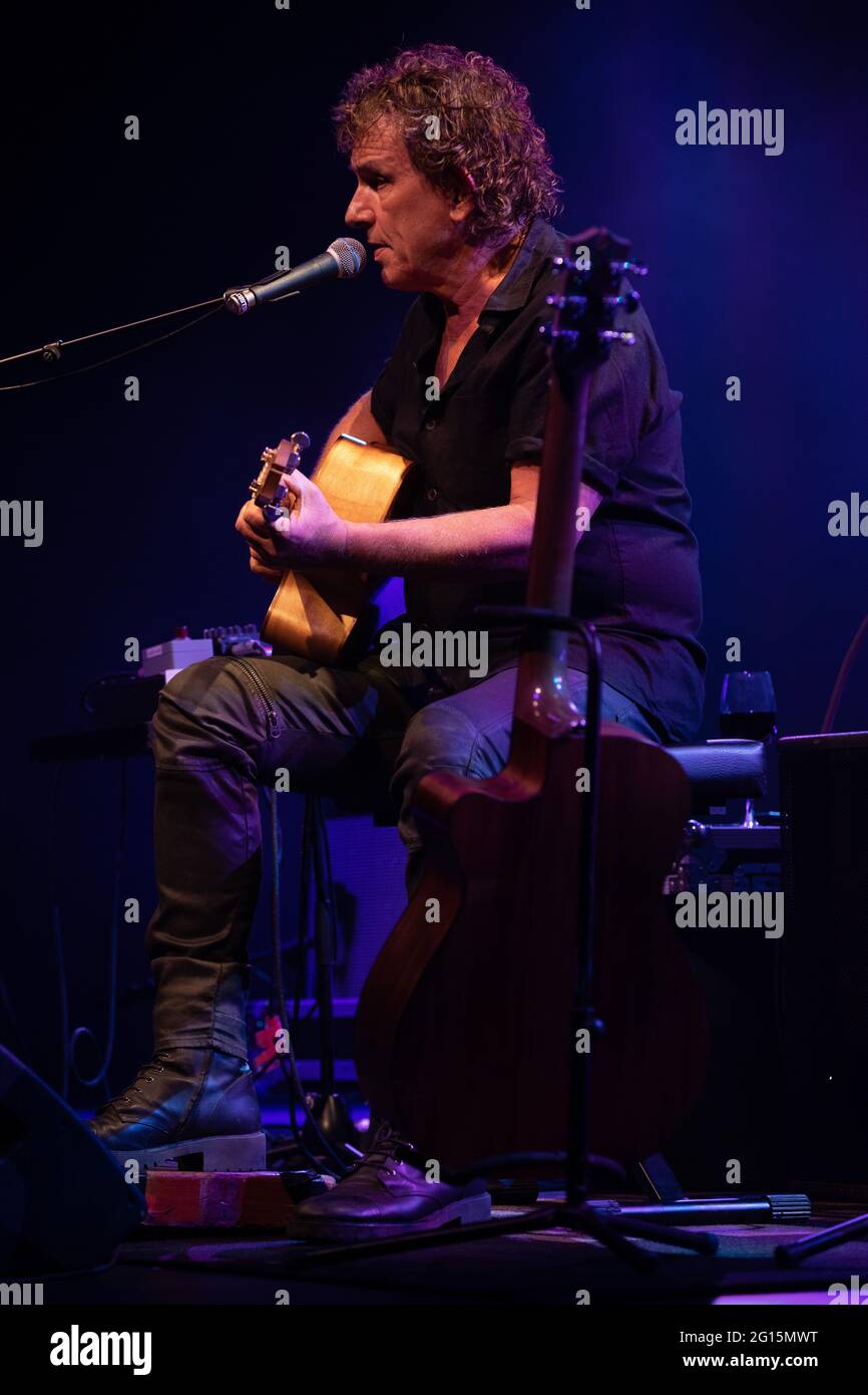 Ian Moss (Cold Chisel) performs a live solo show to celebrate 30 years ...