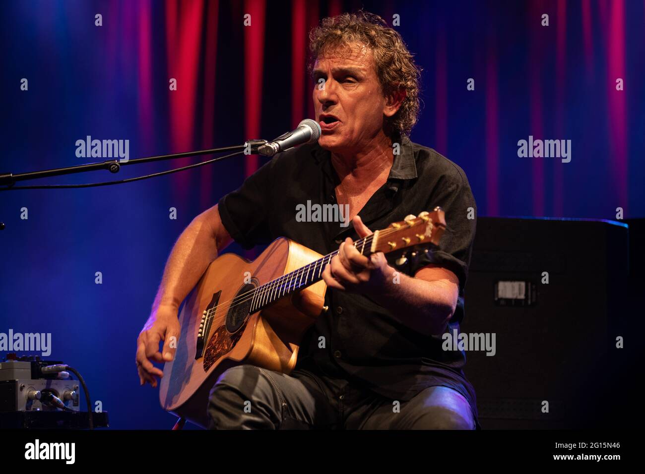 Ian Moss (Cold Chisel) performs a live solo show to celebrate 30 years ...