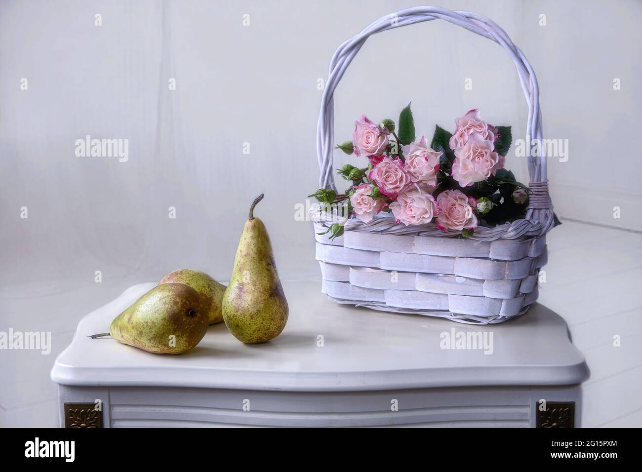 Still life with splendid bouquet of roses Stock Photo - Alamy