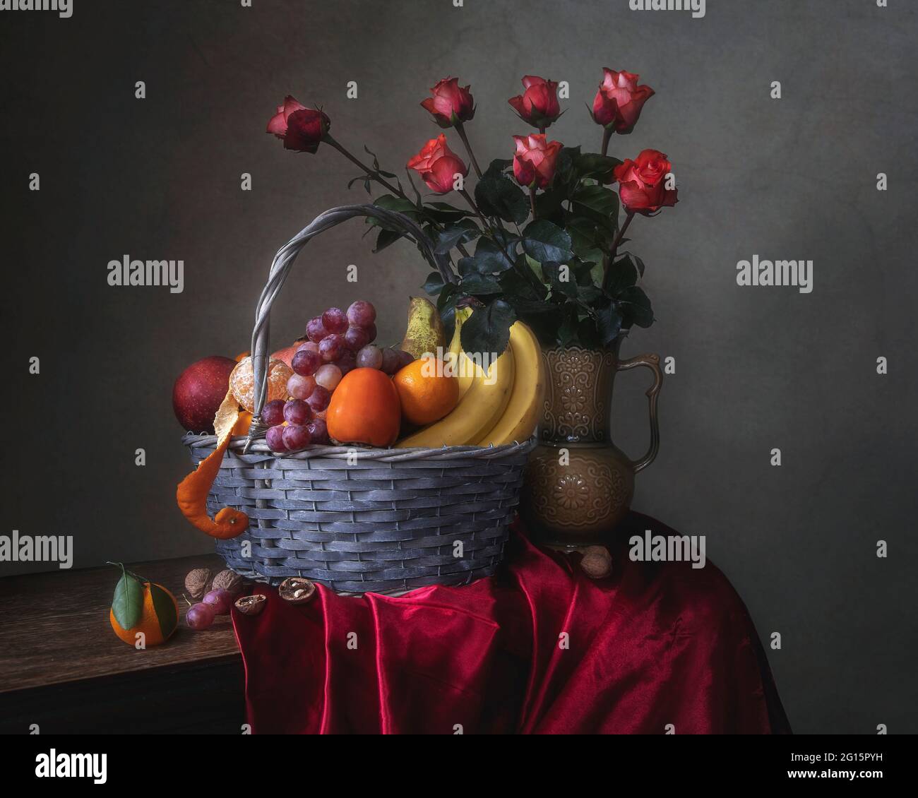 Still life with splendid bouquet of roses Stock Photo - Alamy