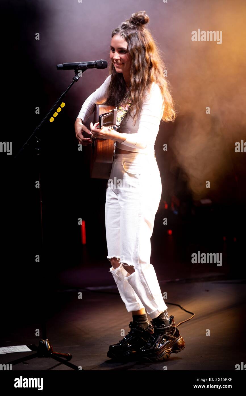 Amy Shark award winning Australian musicians performs a live concert in ...