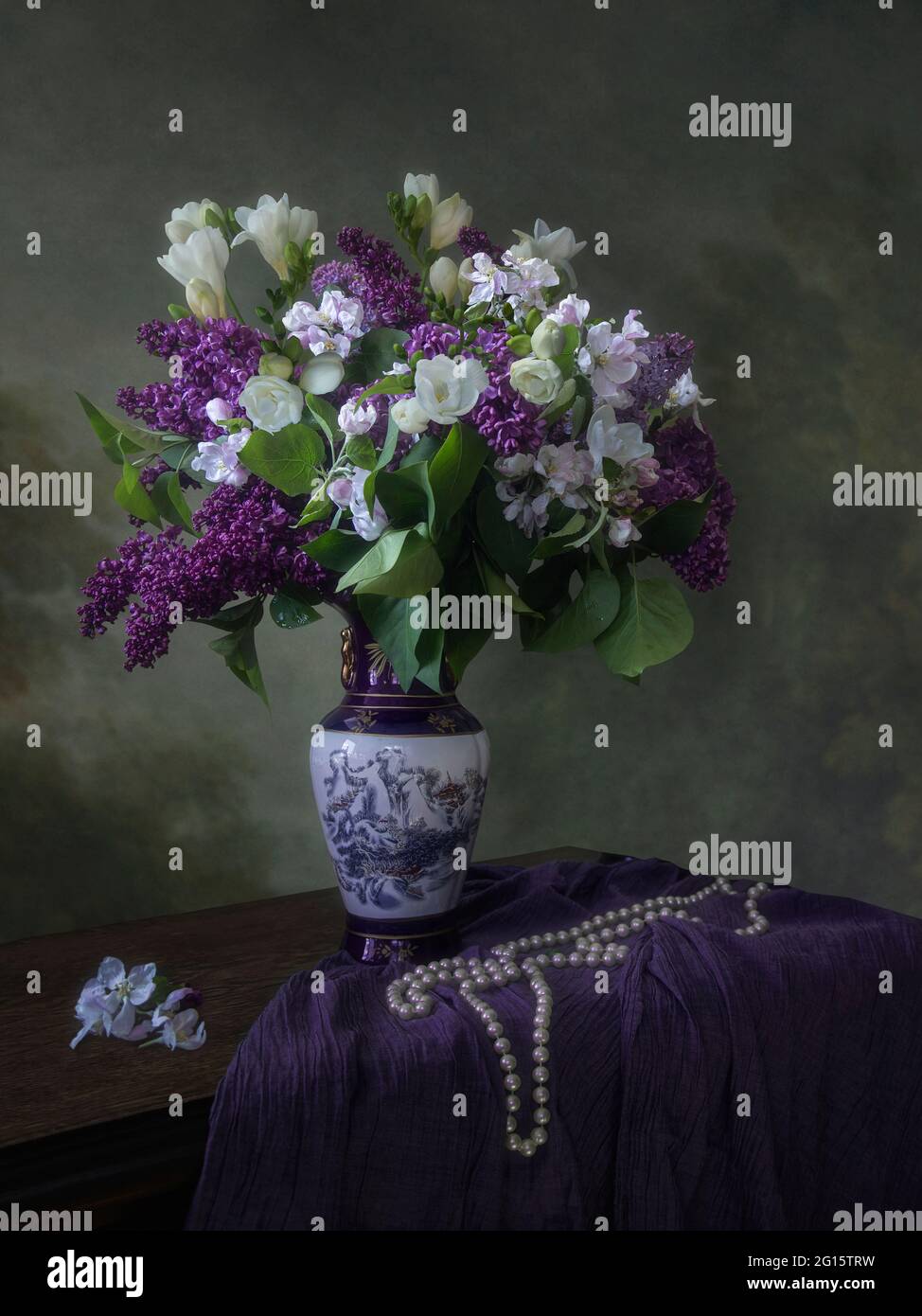 Purple still life hi-res stock photography and images - Alamy