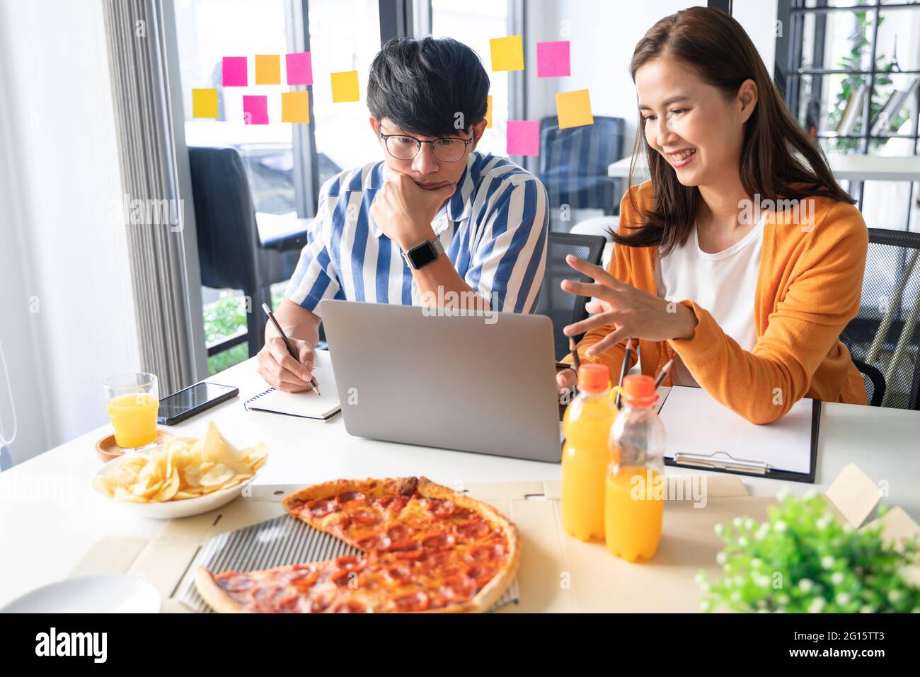 Office workers lunch room hi-res stock photography and images - Alamy