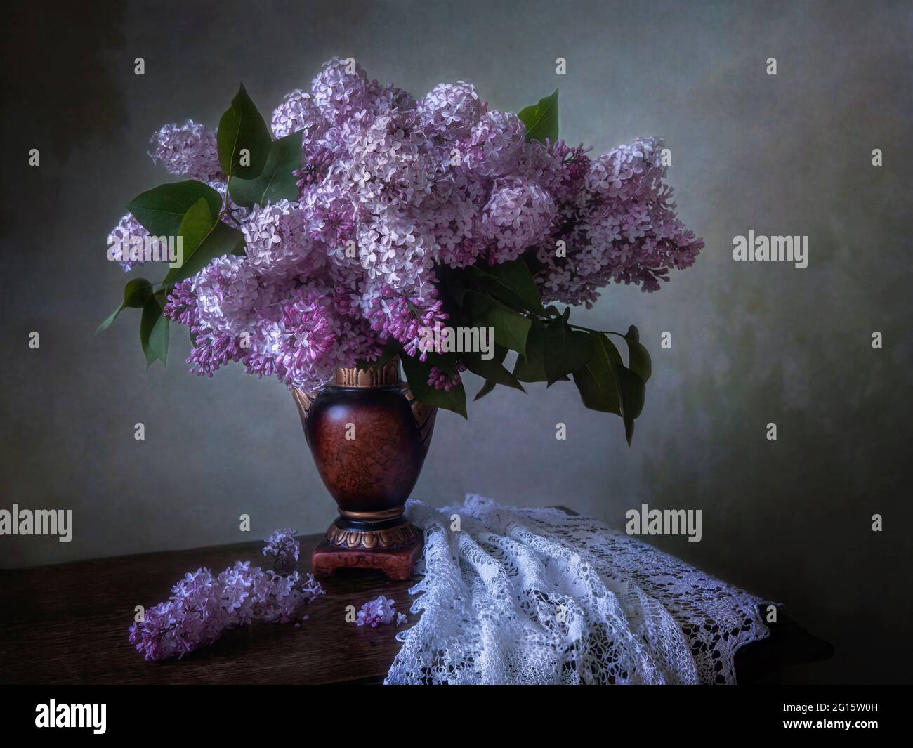 Purple still life hi-res stock photography and images - Alamy