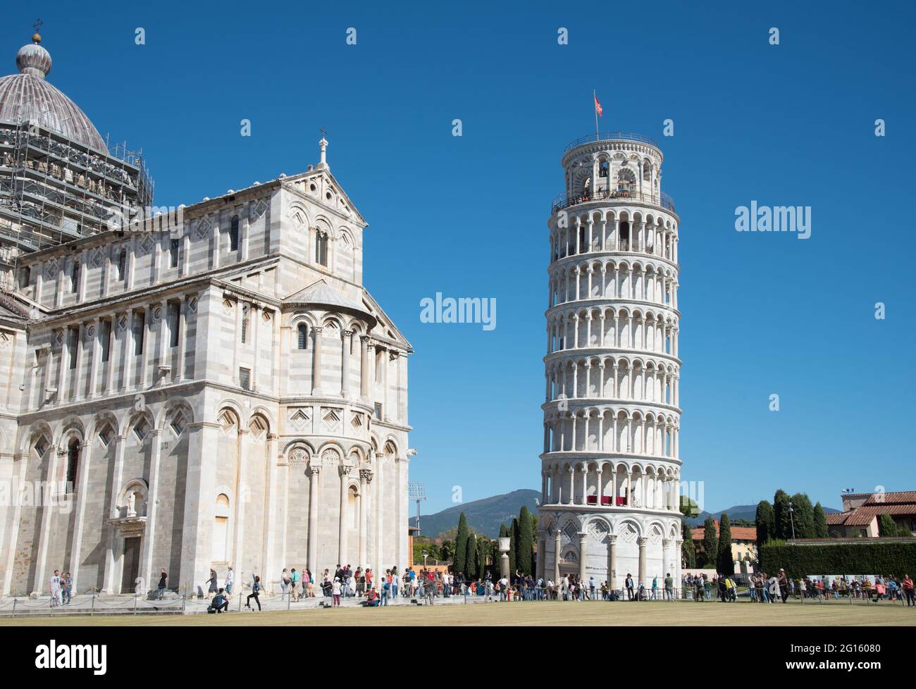Tourist people sightseeing the Leaning Tower of Pisa in Italy Stock ...