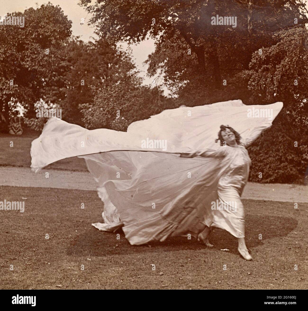 Loie fuller dance hi-res stock photography and images - Alamy