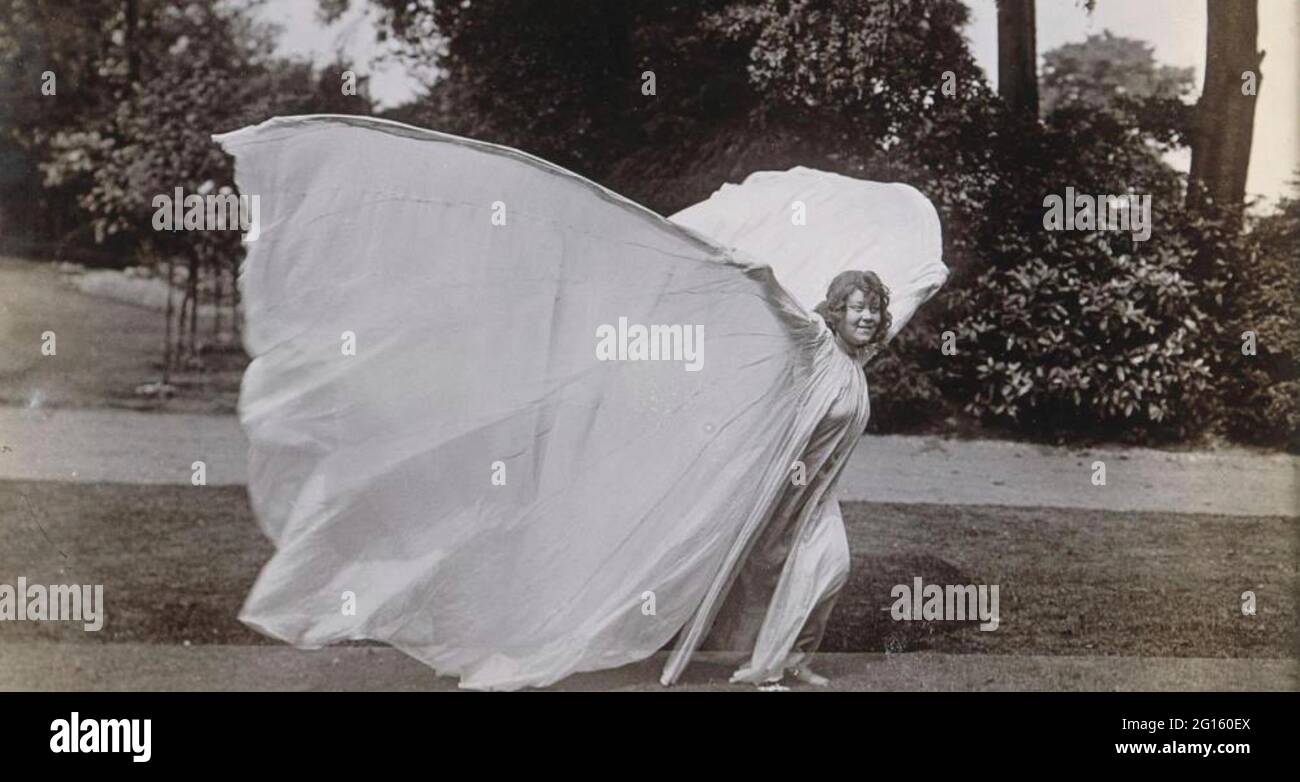 Vintage photograph of Loie Fuller dancing Stock Photo - Alamy
