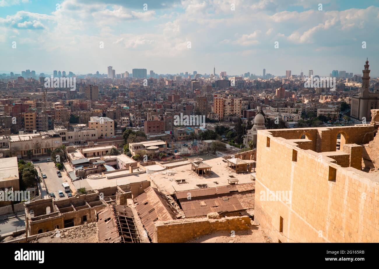 Sultan hassan mosque cairo skyline hi-res stock photography and images ...