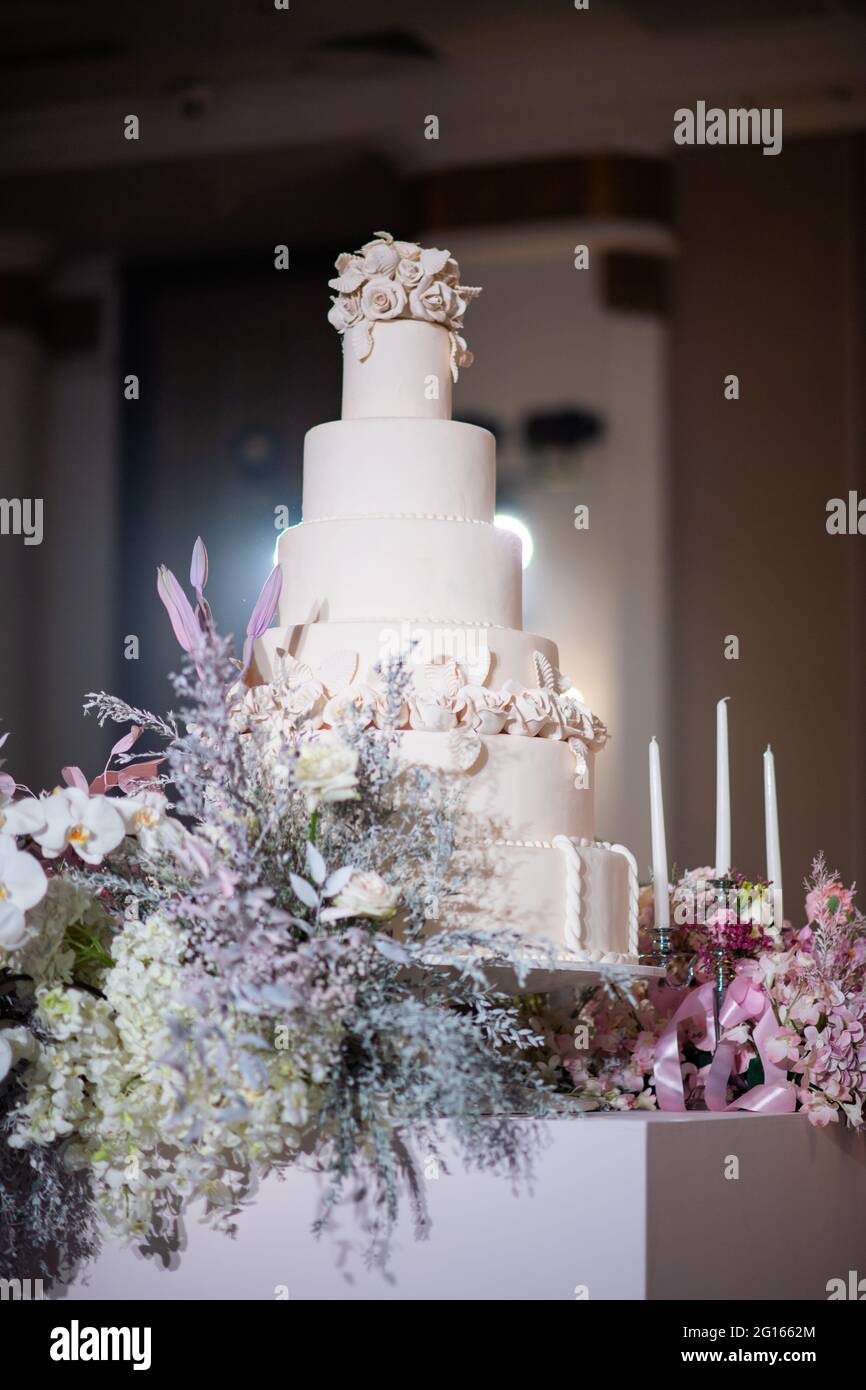 Beautiful wedding cake with blur background Stock Photo - Alamy