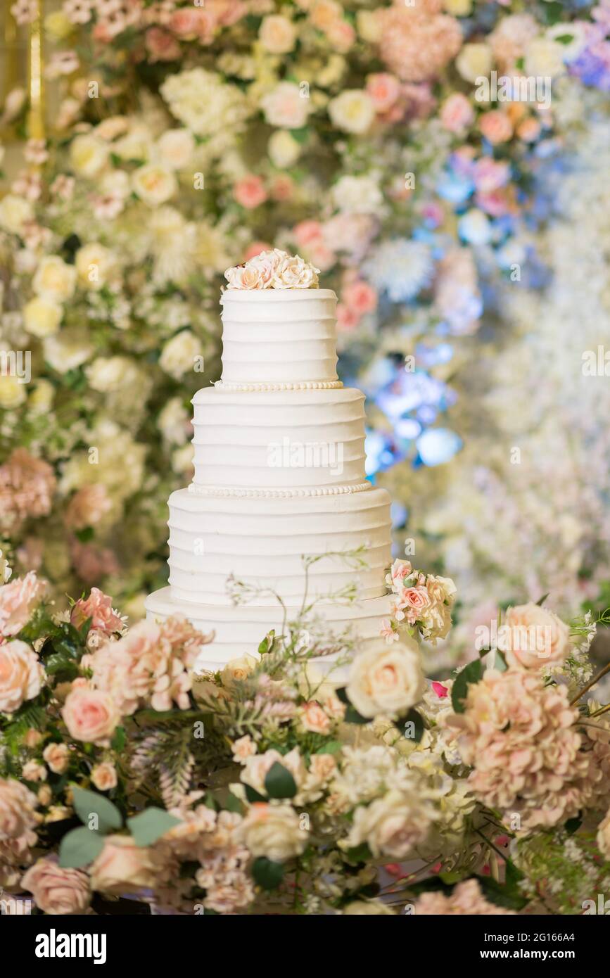 Beautiful wedding cake with blur background Stock Photo - Alamy