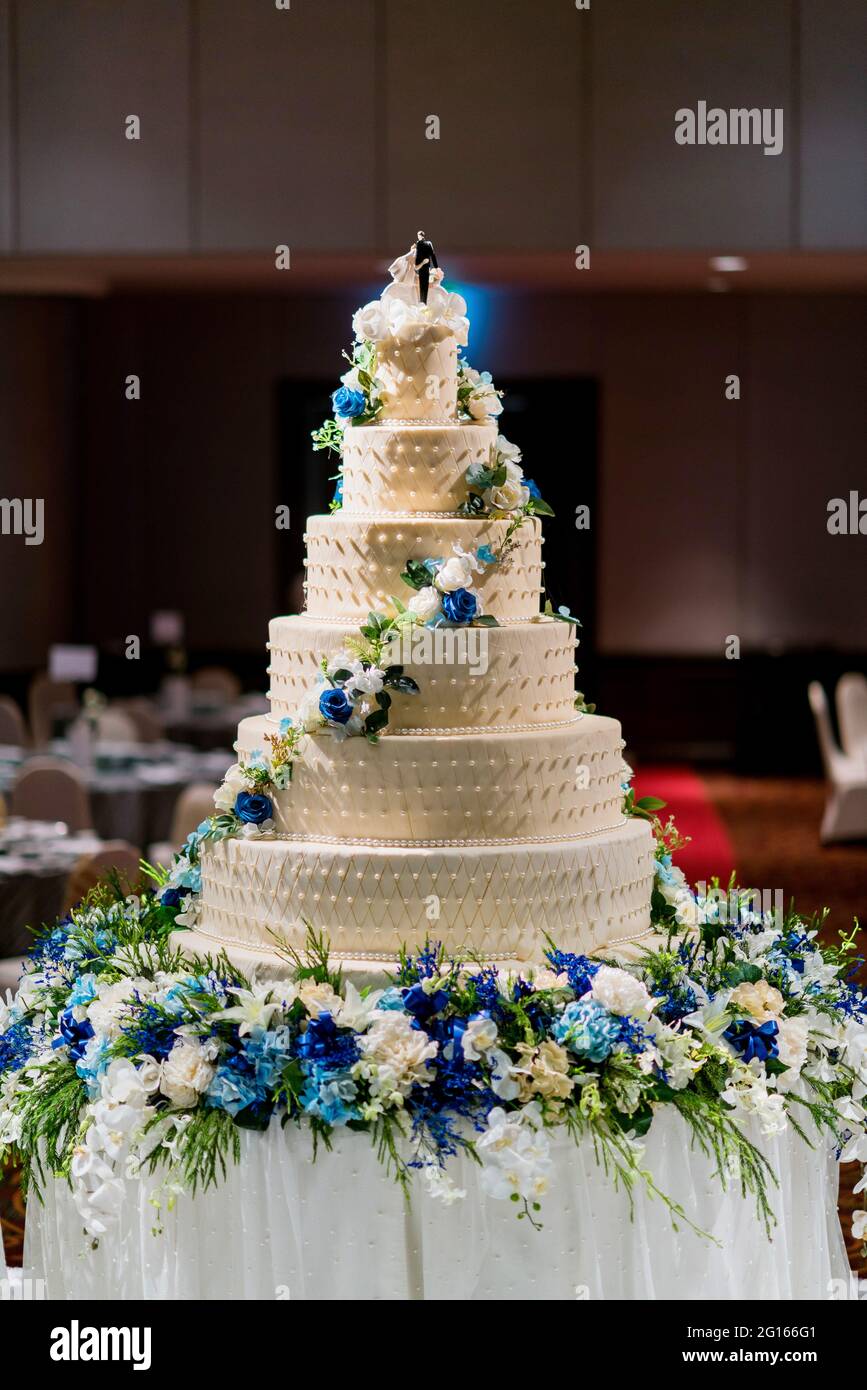 Beautiful wedding cake with blur background Stock Photo - Alamy