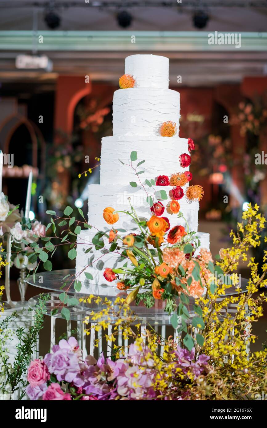 Beautiful wedding cake with blur background Stock Photo - Alamy