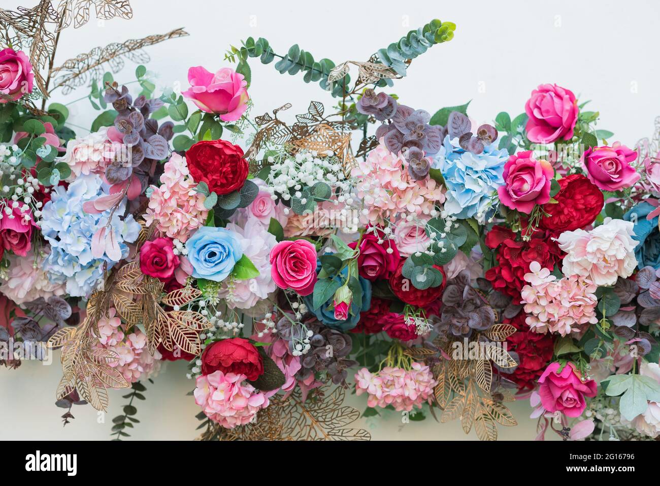 Rose petal aisle hi-res stock photography and images - Alamy