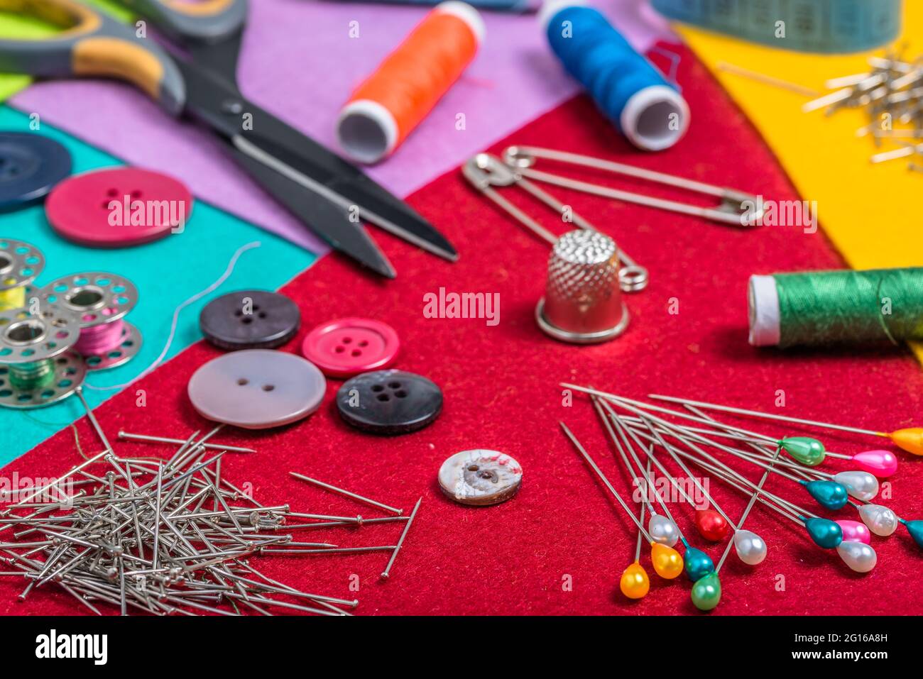 Sewing kit, thread, scissors, felt and pins Stock Photo - Alamy