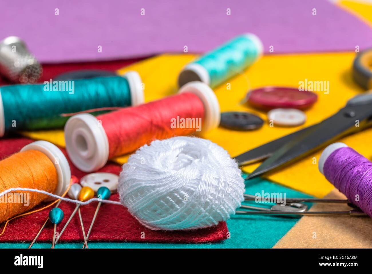 Sewing kit, thread, felt and pins Stock Photo - Alamy