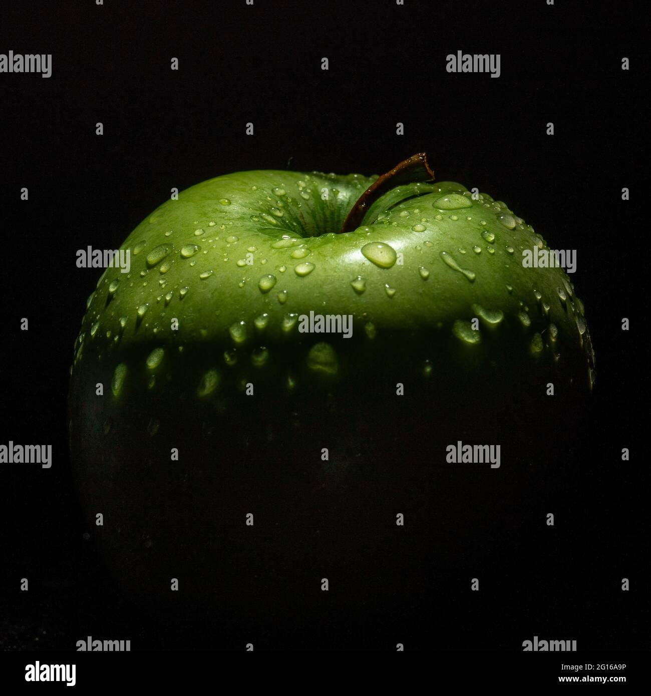 Waterdrops on apple Stock Photo - Alamy