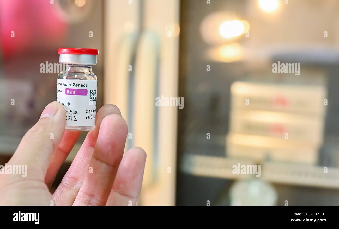 Medicine vials production hi-res stock photography and images - Alamy