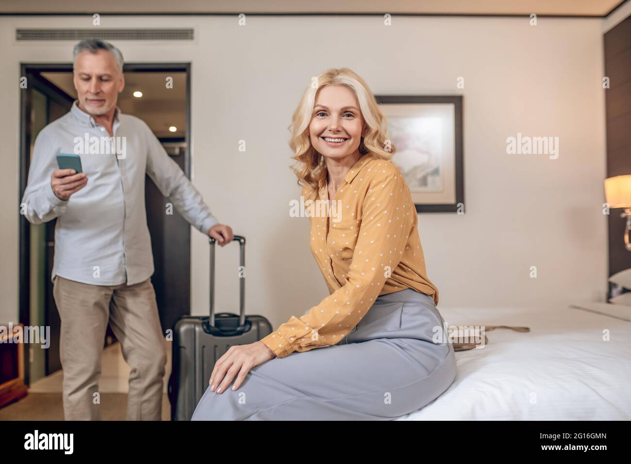 Bearded man pretty woman hi-res stock photography and images - Alamy