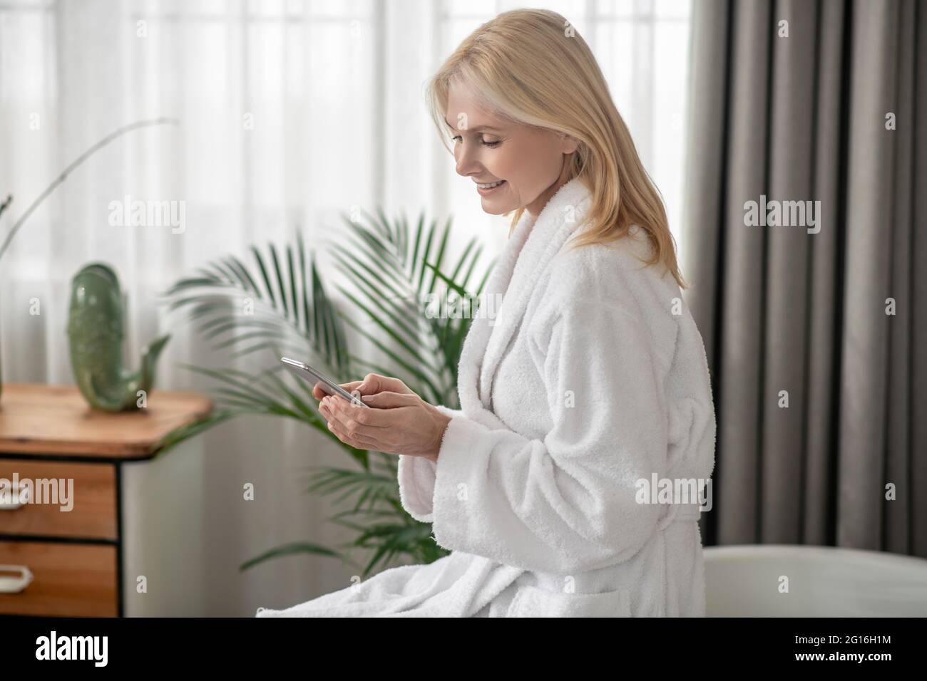 Woman texting in bath hi-res stock photography and images - Alamy
