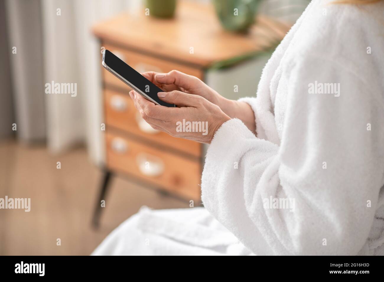 Woman texting in bath hi-res stock photography and images - Alamy