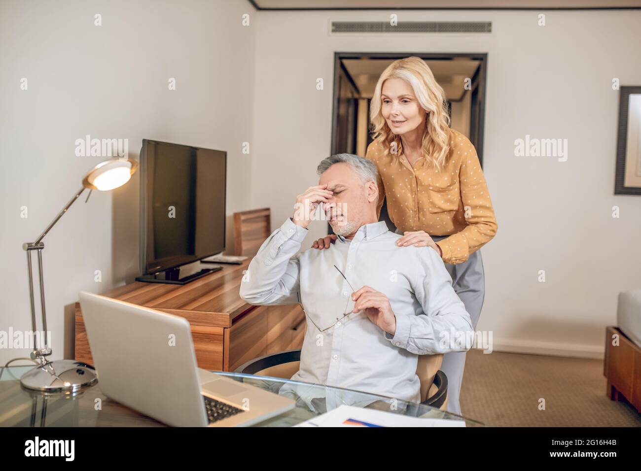 Man supporting woman hi-res stock photography and images - Alamy