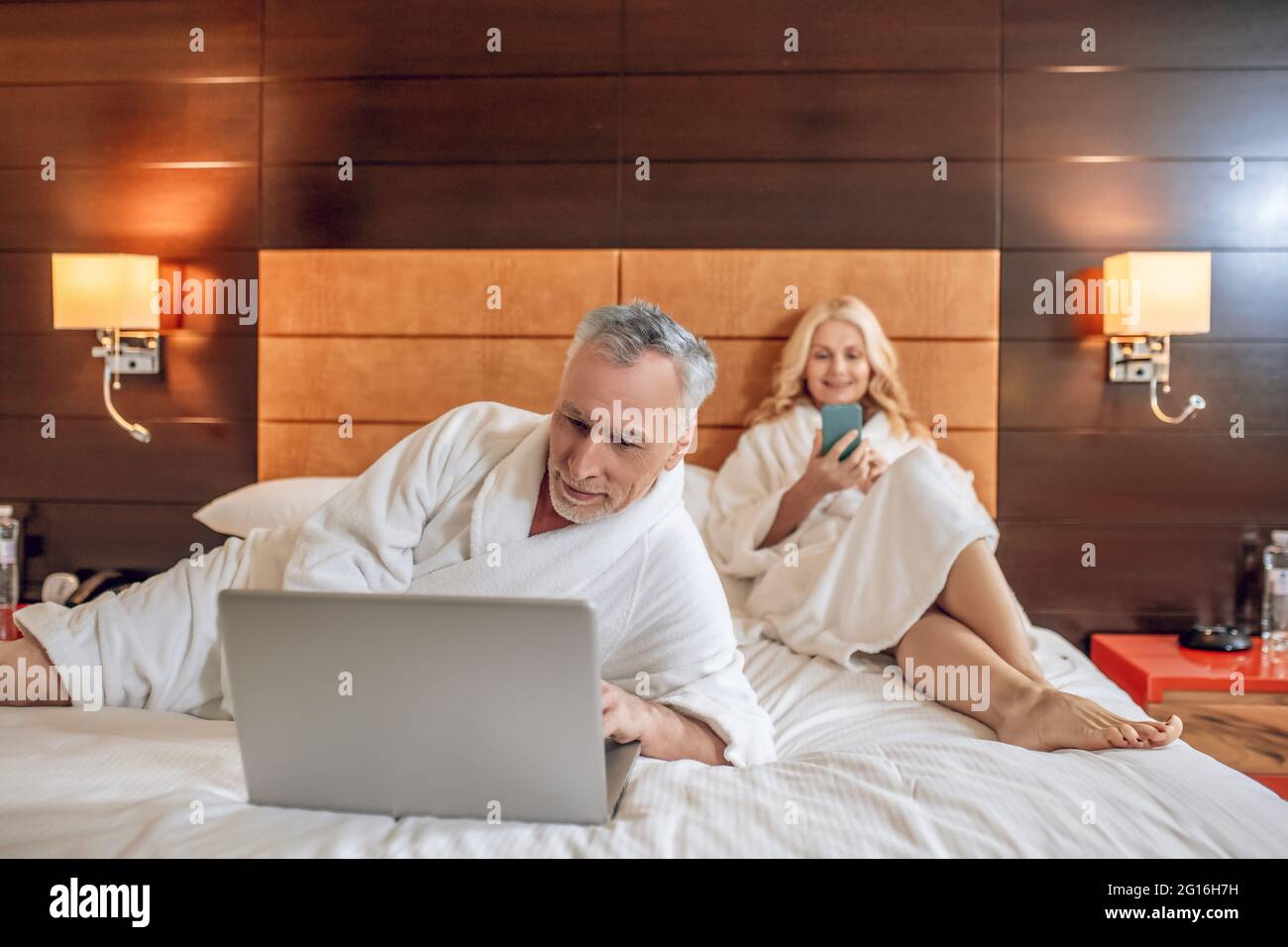 Couple in bath hi-res stock photography and images - Alamy
