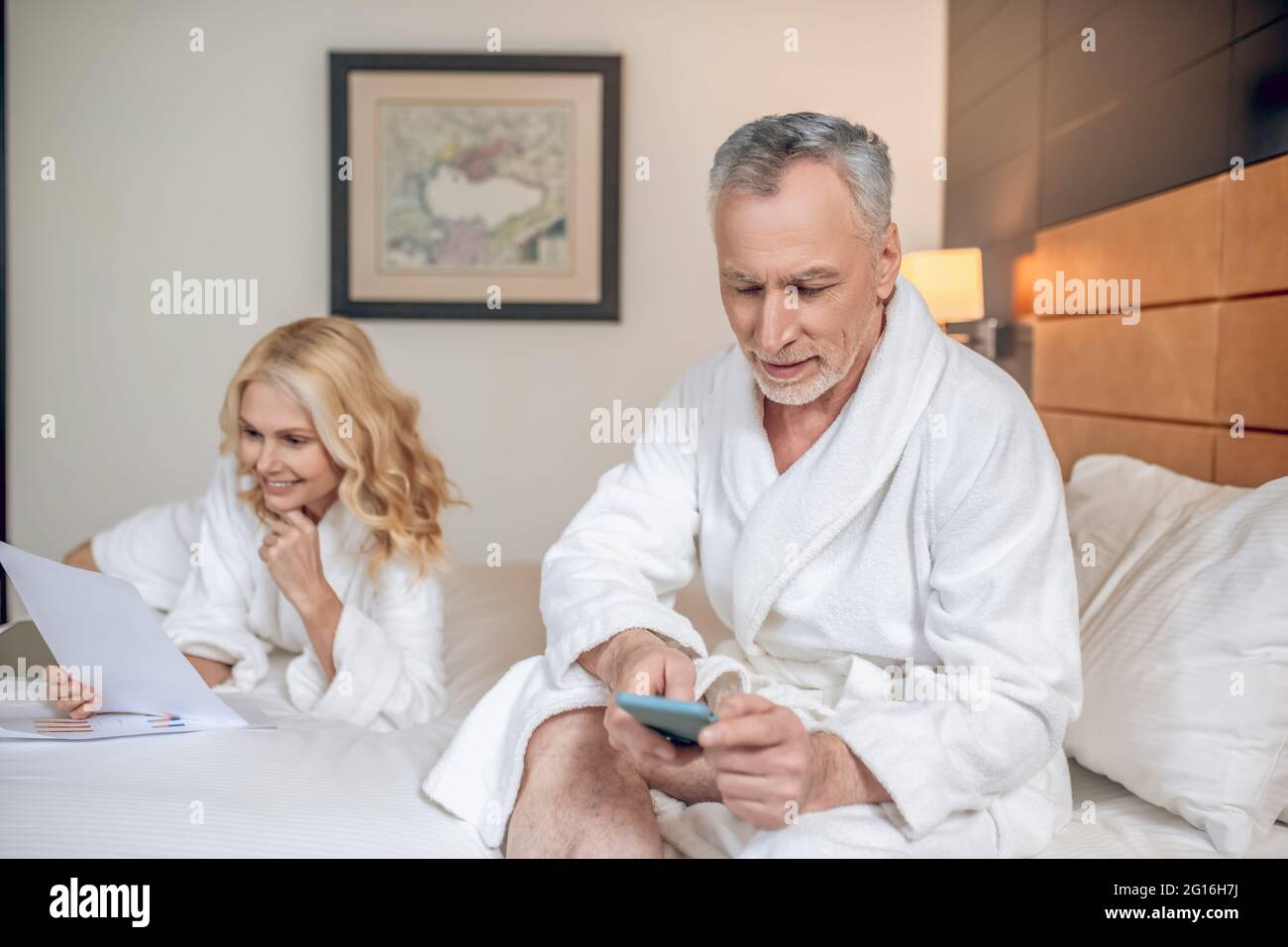 Couple in bath hi-res stock photography and images - Alamy