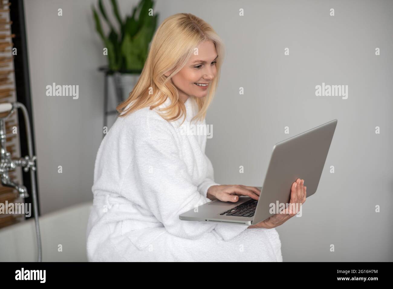 Woman laptop bath hi-res stock photography and images - Alamy
