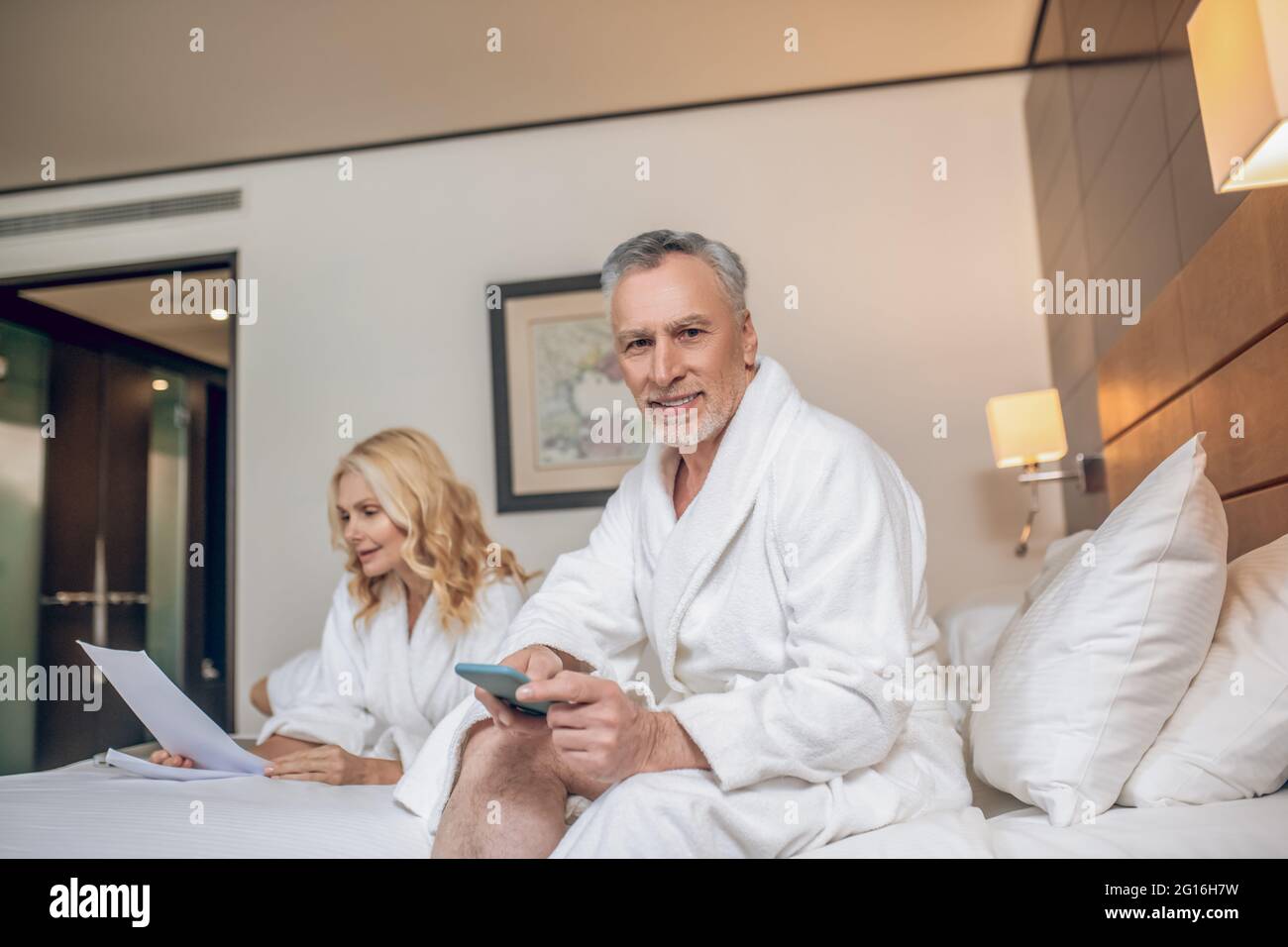 Couple in bath hi-res stock photography and images - Alamy