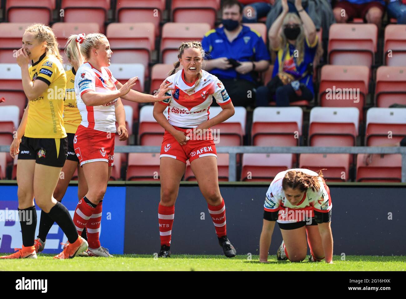 Danielle Bush (21) of St Helens celebrates her try Stock Photo - Alamy