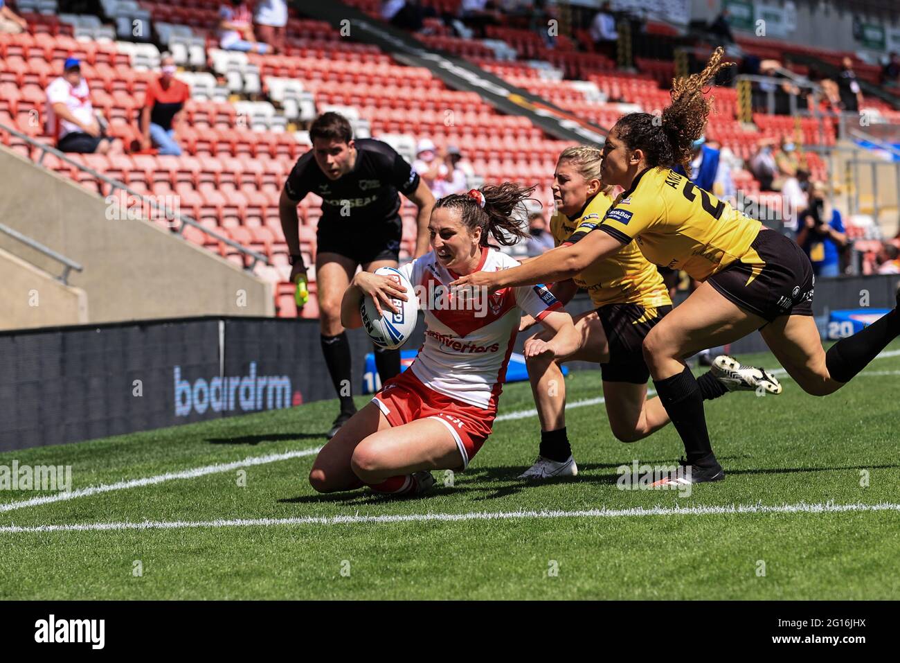 Rachel Woosey (24) of St Helens goes over for a try Stock Photo - Alamy