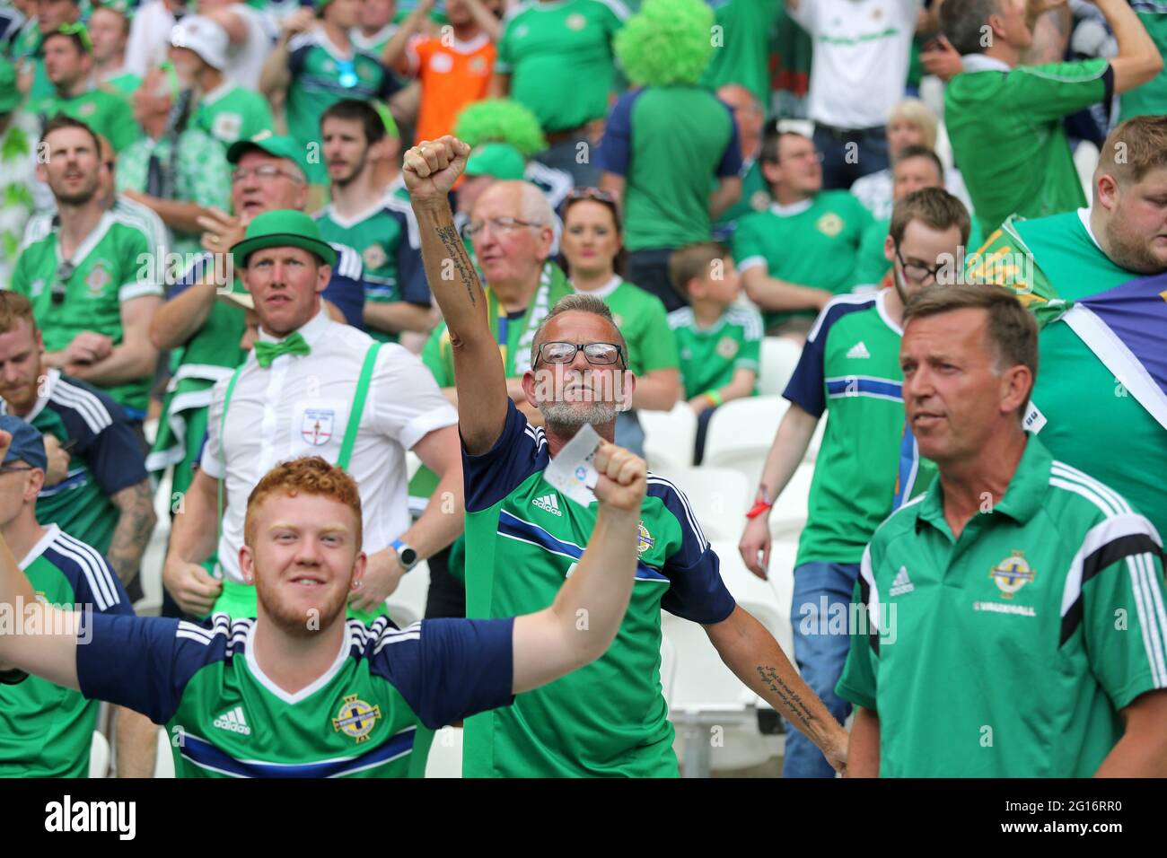 Irish football supporters hi-res stock photography and images - Alamy