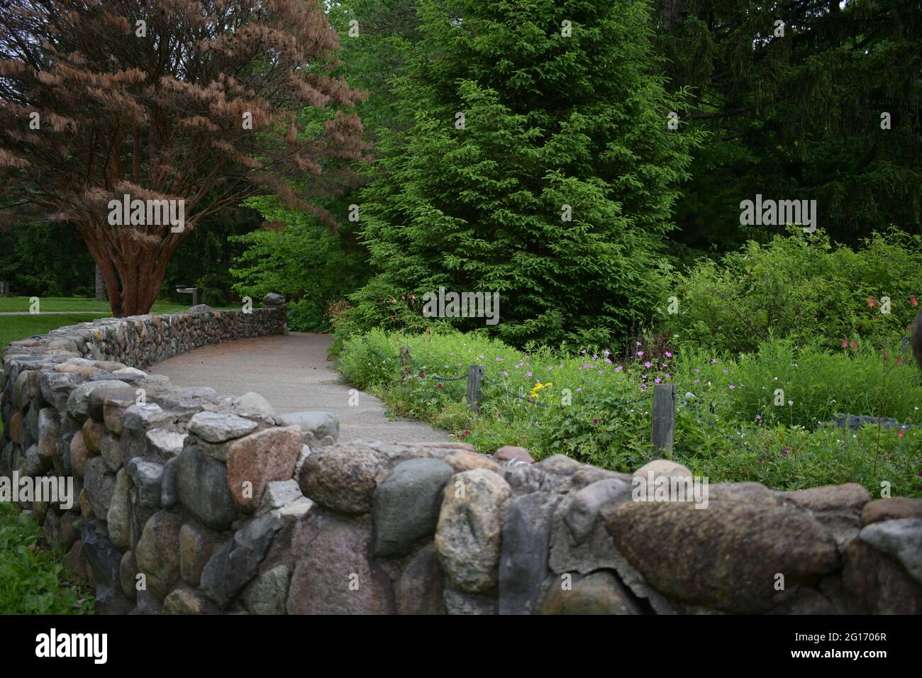 Stone wall around trail through park hi-res stock photography and ...