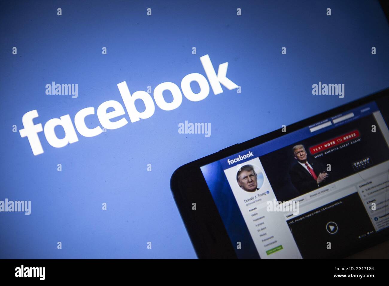 Photo illustration facebook logo hi-res stock photography and images ...