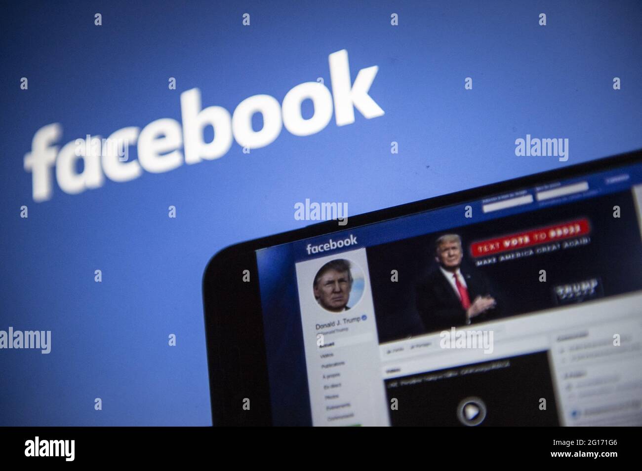 Photo illustration facebook logo hi-res stock photography and images ...