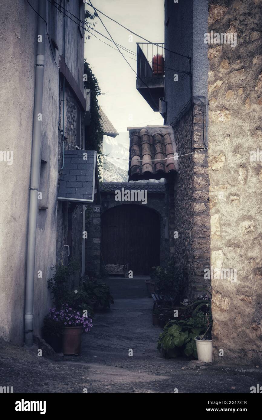 Path between buildings hi-res stock photography and images - Alamy