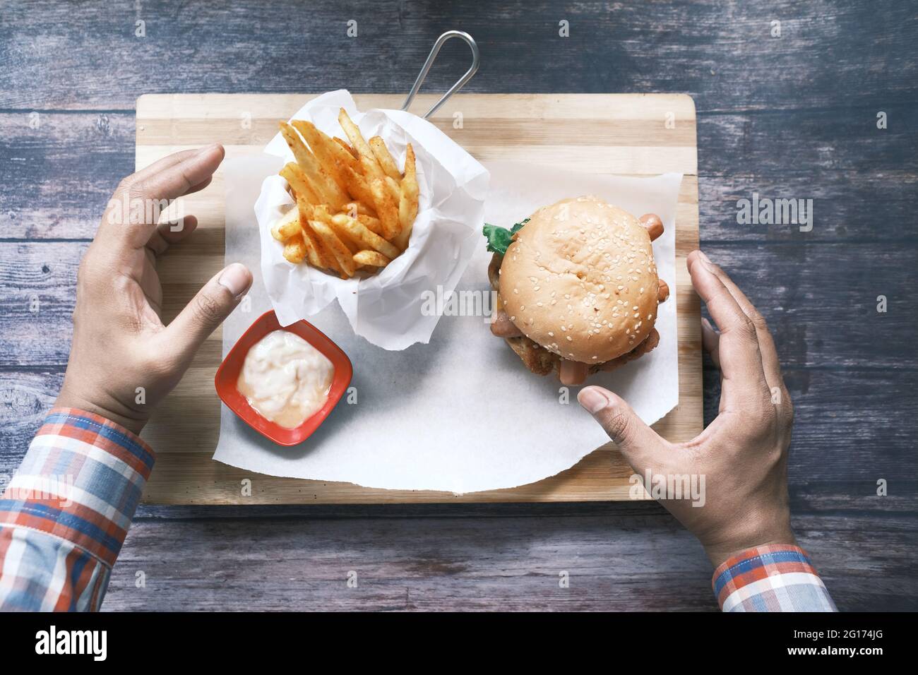 hand holding beef burger on table, top view Stock Photo - Alamy