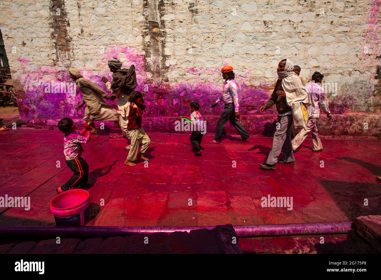 Indian girls playing holi hi-res stock photography and images - Alamy
