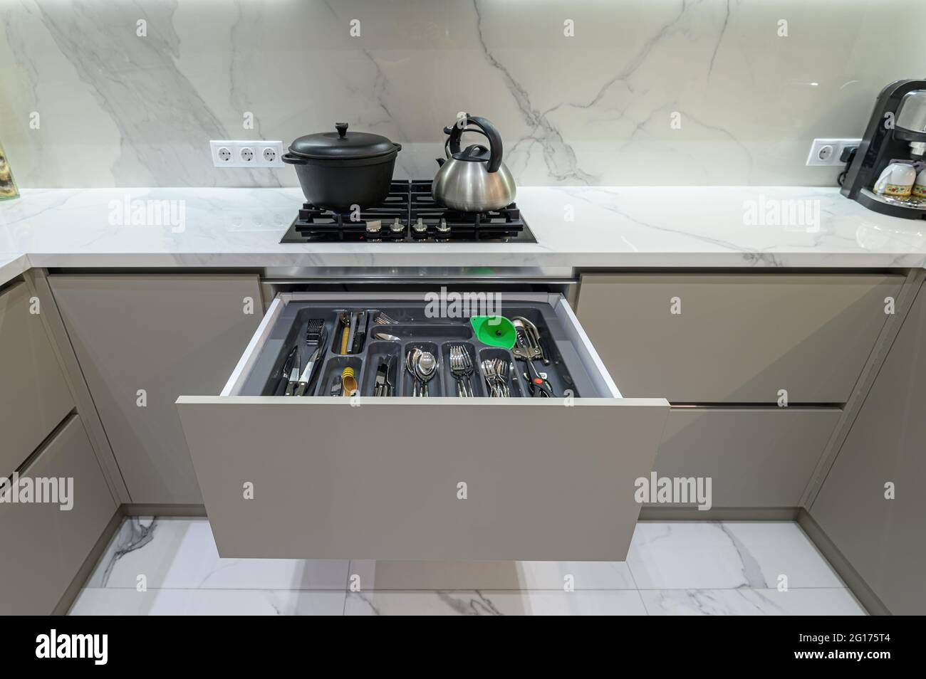 Kitchen inside drawer hi-res stock photography and images - Alamy
