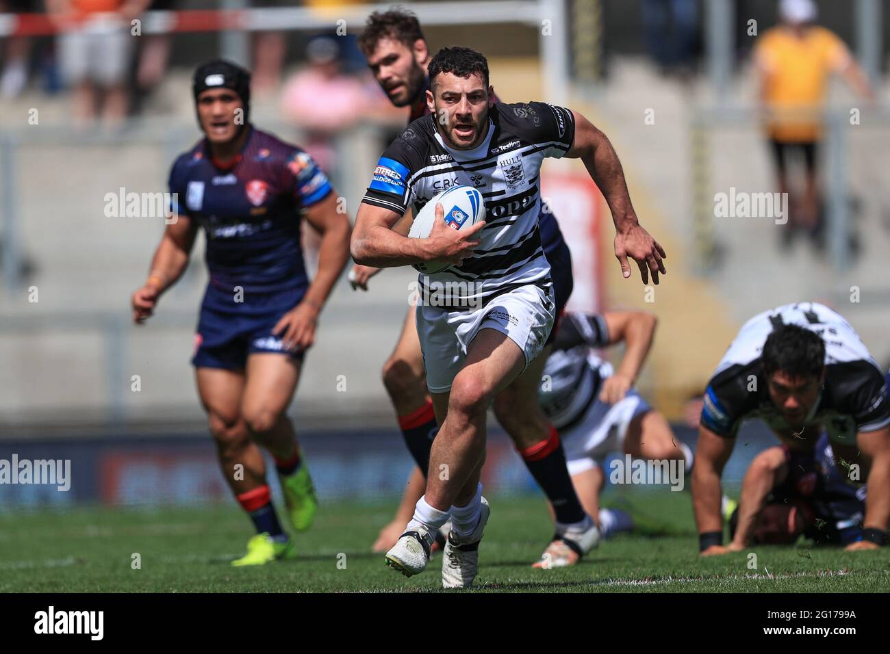 Jake Connor (1) of Hull FC makes a break Stock Photo - Alamy