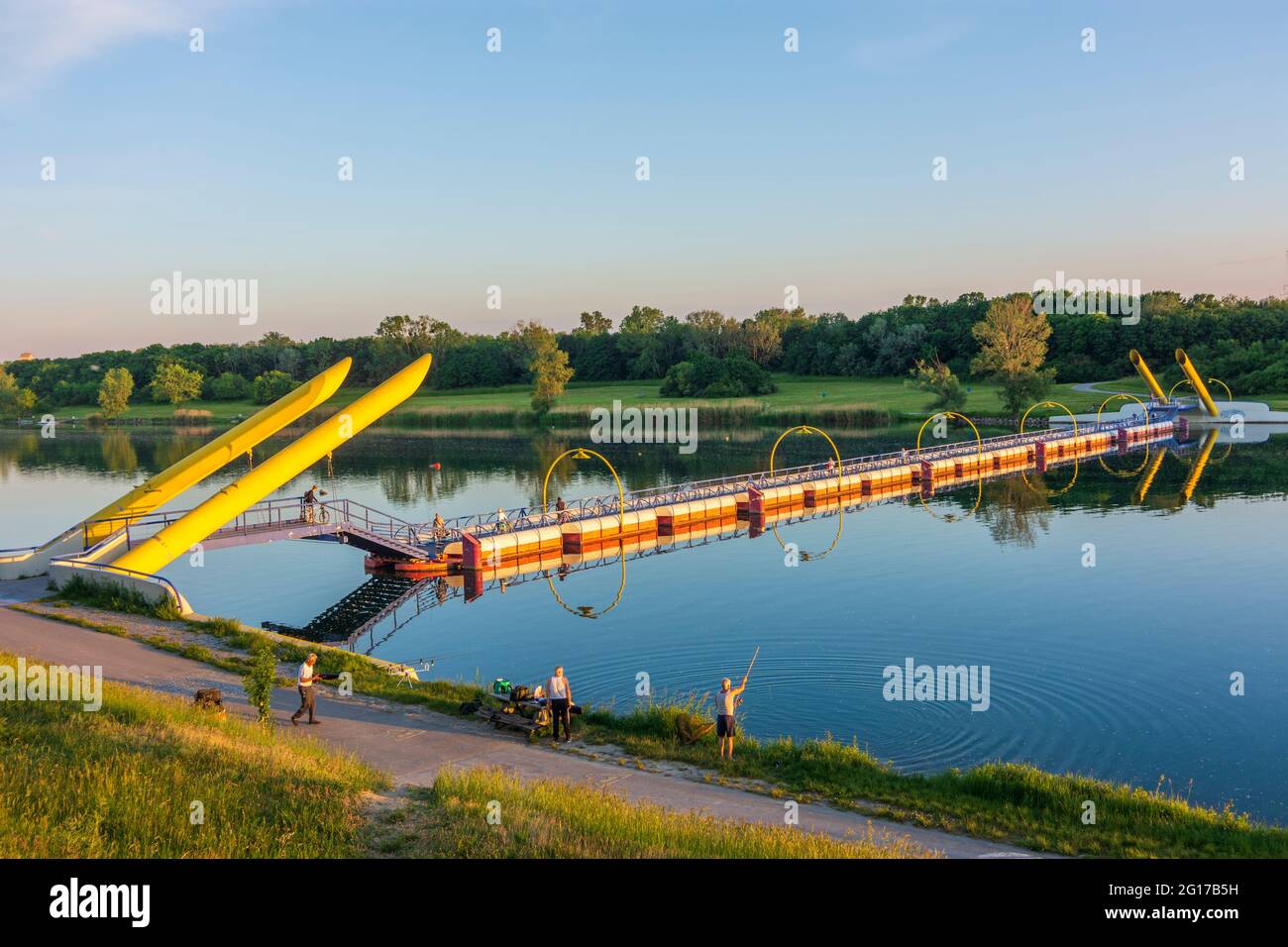 Wien, Vienna: river Neue Donau (New Danube), bridge Walulisobrücke ...