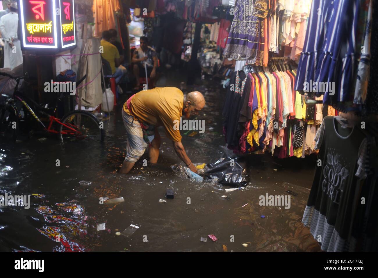 Dhaka, Bangladesh. 5th June, 2021. Rain causes waterlogging on the ...