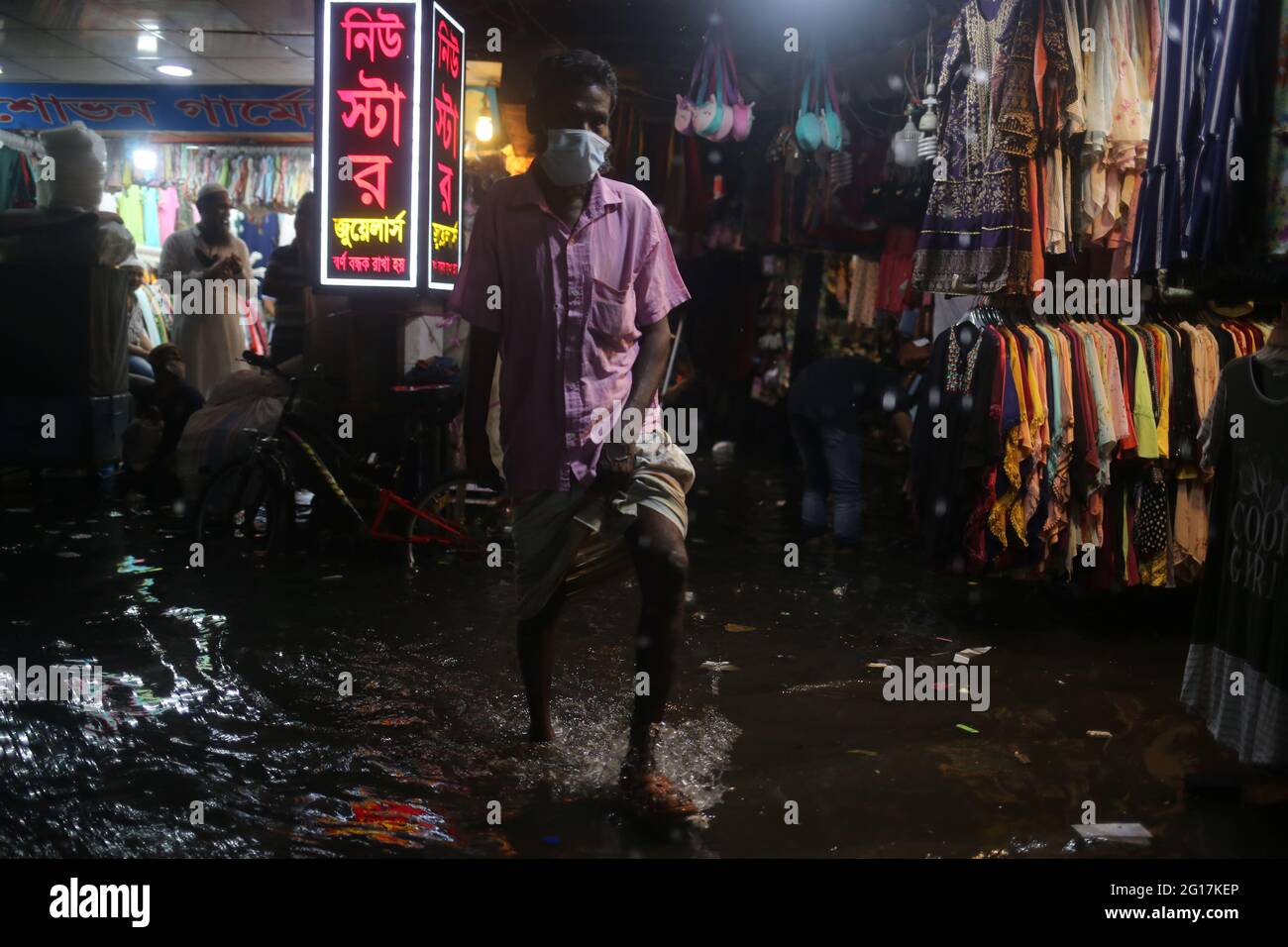 Dhaka, Bangladesh. 5th June, 2021. Rain causes waterlogging on the ...