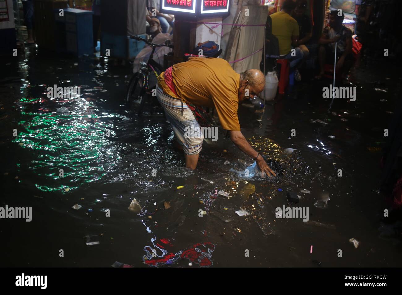 Dhaka, Bangladesh. 5th June, 2021. Rain causes waterlogging on the ...