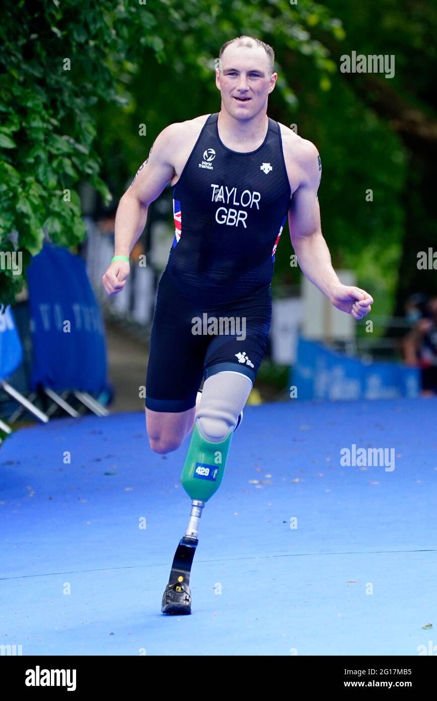 Michael Taylor crosses the line during the AJ Bell 2021 World Triathlon ...