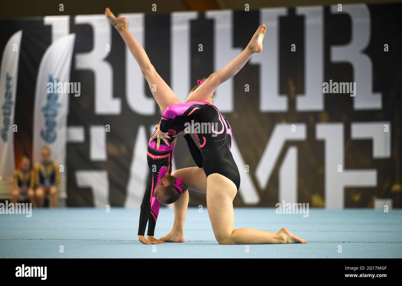 Sports acrobatics hi-res stock photography and images - Alamy