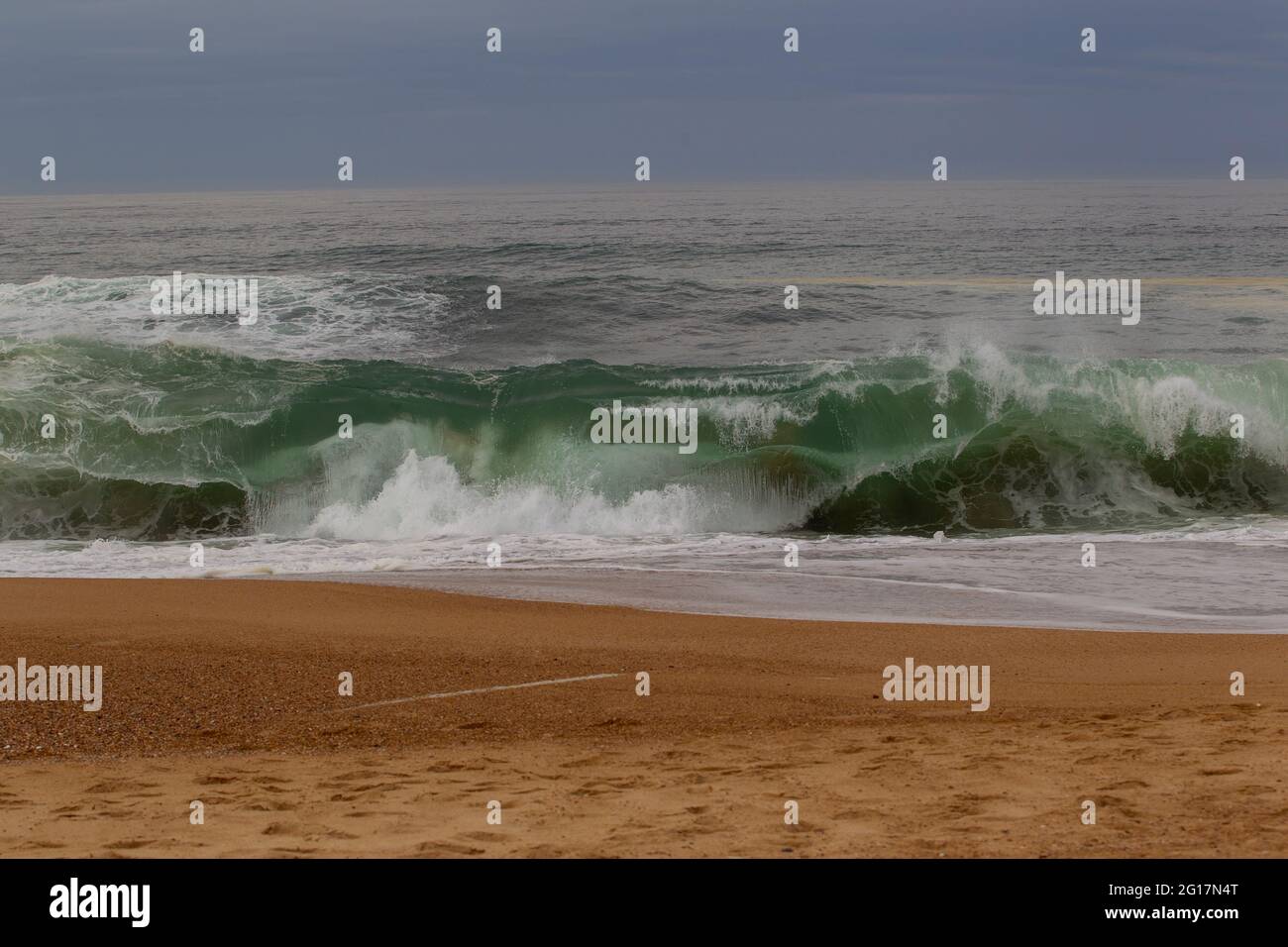 Powerful wave motion hi-res stock photography and images - Alamy