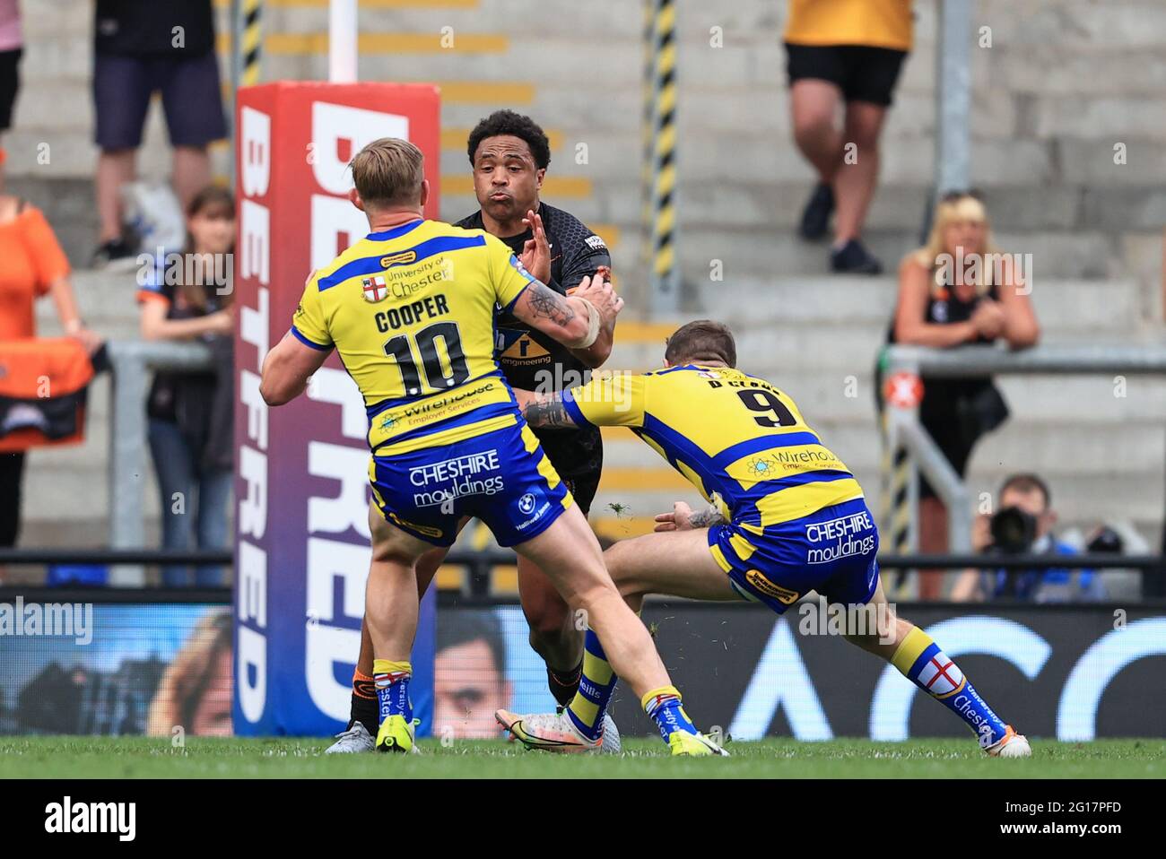 Jordan Turner (25) of Castleford Tigers hits the tackle from Mike ...