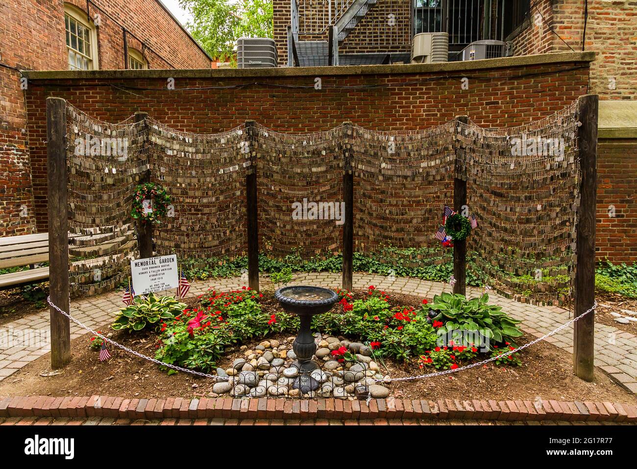 Memorial plaques flowers hi-res stock photography and images - Alamy