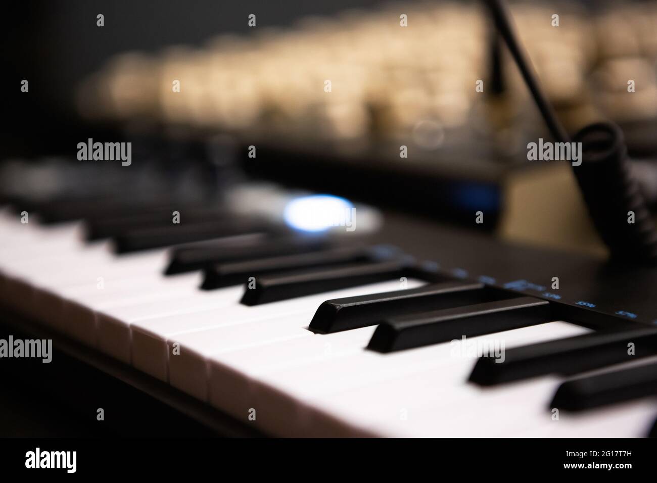Midi synthesizer piano keyboard with classic black and white keys ...